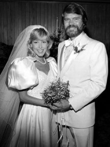 Who's Glen Campbell's wife Kimberly Woolen? Wiki: age, height, net ...