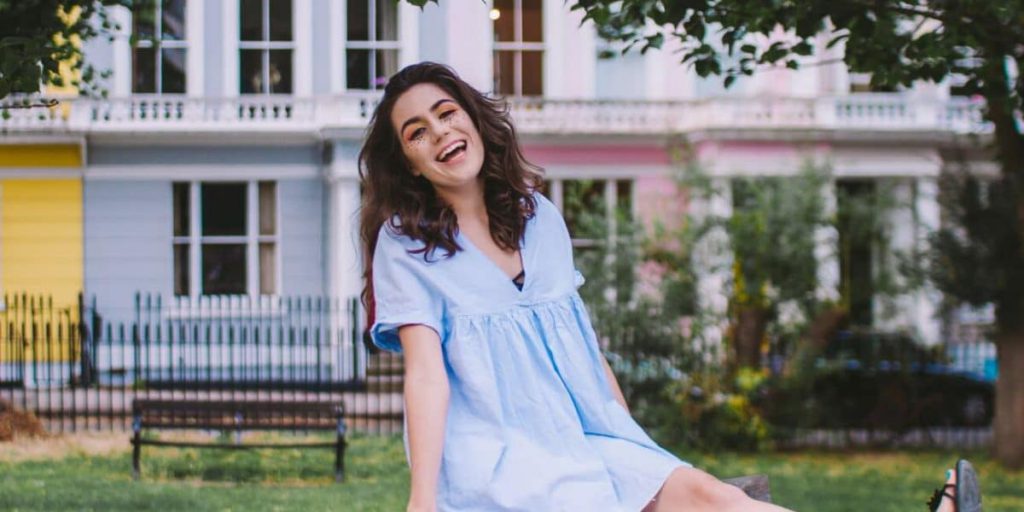 Who is singer Dodie Clark? Her Wiki: Height, Boyfriend, Affair, Net ...