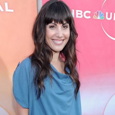 Who is Carly Pope from "Arrow"? Wiki Bio, age, net worth, dating ...