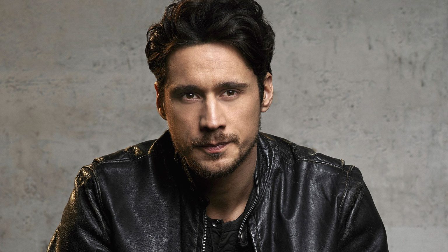 What is Peter Gadiot doing now? His Age, Wife, Height, Net Worth ...